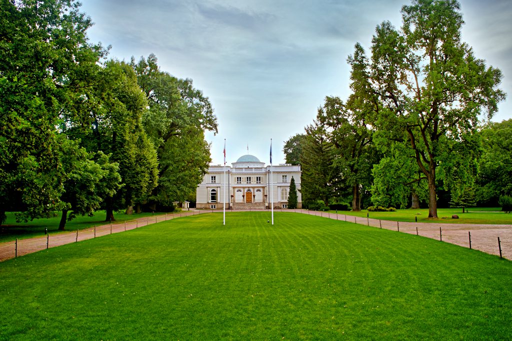 Pałac i budynki przypałacowe - Centrum Europejskie Natolin